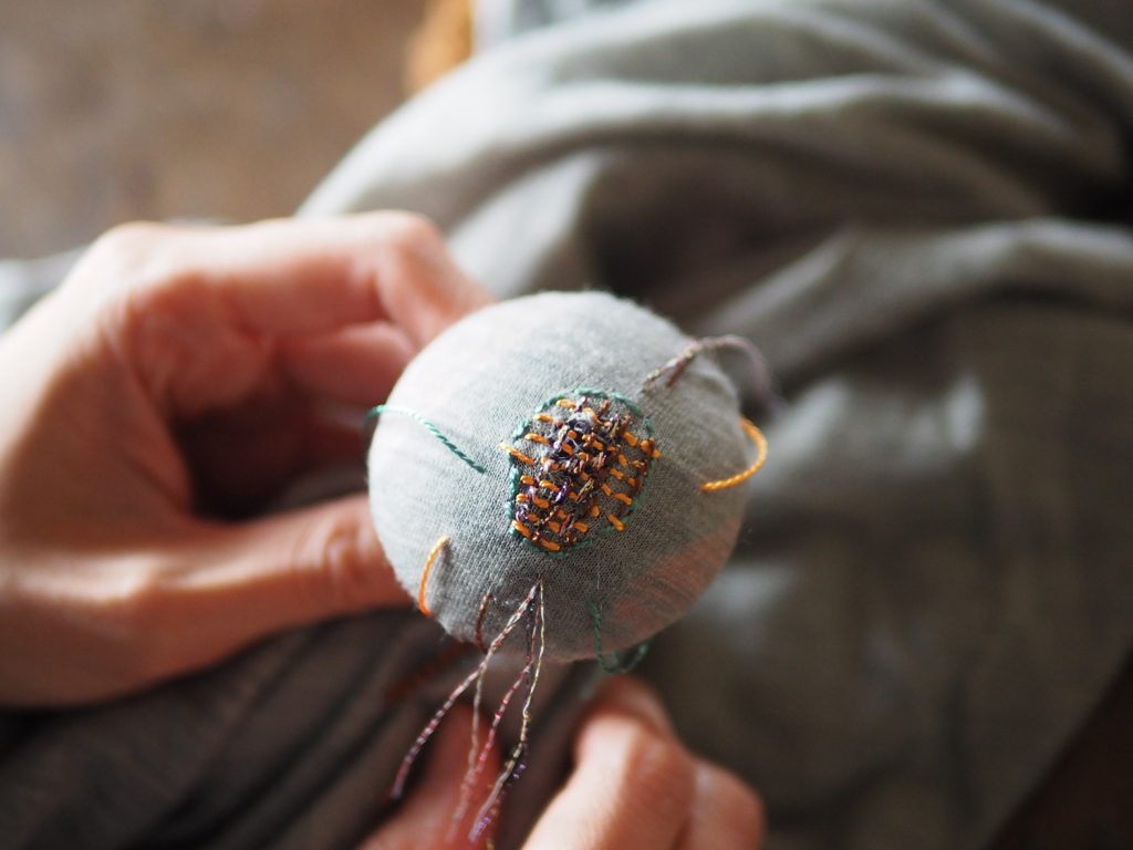 自宅で簡単にできる！穴あきウェアをダーニングで可愛くお直し！（応用編）