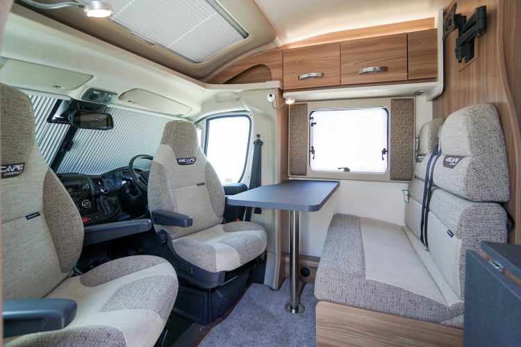 上質かつ移動中も快適な豪華キャンピングカー「SWIFT Escape Compact C404」 | キャンピングカー・車中泊 【BE-PAL ...