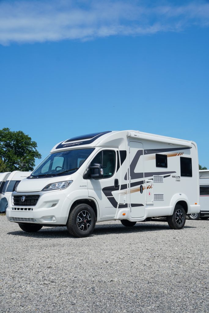 上質かつ移動中も快適な豪華キャンピングカー「SWIFT Escape Compact C404」 | キャンピングカー・車中泊 【BE-PAL ...