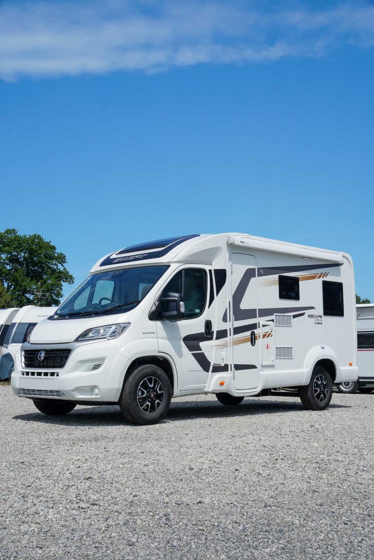 上質かつ移動中も快適な豪華キャンピングカー「SWIFT Escape Compact C404」 | キャンピングカー・車中泊 【BE-PAL ...