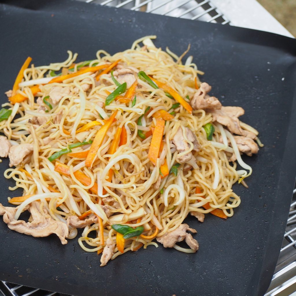 ダイソー「バーベキュー便利シート」で作る、絶品上海焼きそば。料理をしやすくする工夫も紹介。