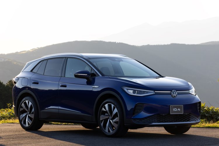 小回りが利いてたっぷり積める！フォルクスワーゲンのEV「ID.4」をレビュー | 試乗記 【BE-PAL】キャンプ、アウトドア、自然派生活の情報源ビーパル