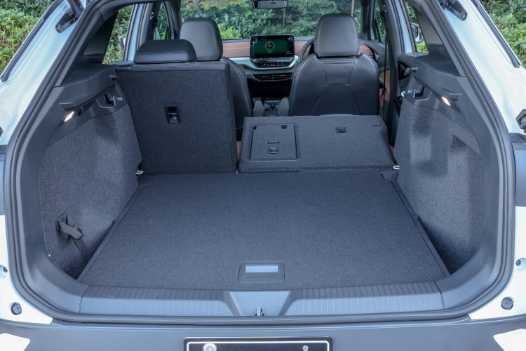 小回りが利いてたっぷり積める！フォルクスワーゲンのEV「ID.4」をレビュー | 試乗記 【BE-PAL】キャンプ、アウトドア、自然派生活の情報源ビーパル