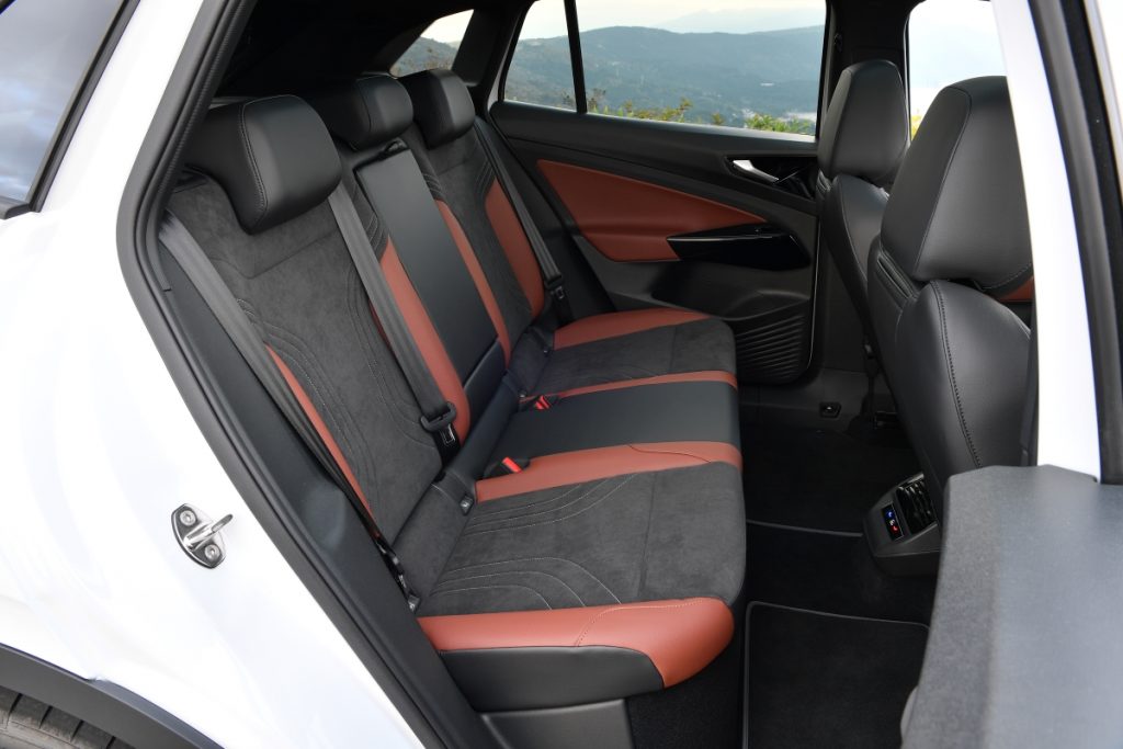 小回りが利いてたっぷり積める！フォルクスワーゲンのEV「ID.4」をレビュー | 試乗記 【BE-PAL】キャンプ、アウトドア、自然派生活の情報源ビーパル