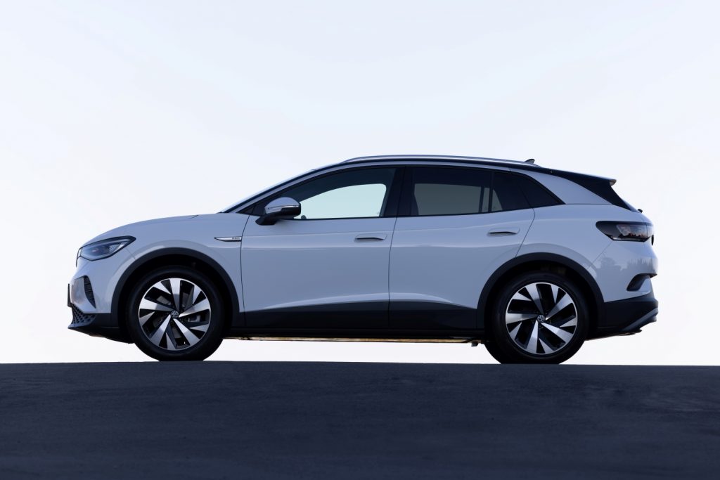 小回りが利いてたっぷり積める！フォルクスワーゲンのEV「ID.4」をレビュー | 試乗記 【BE-PAL】キャンプ、アウトドア、自然派生活の情報源ビーパル