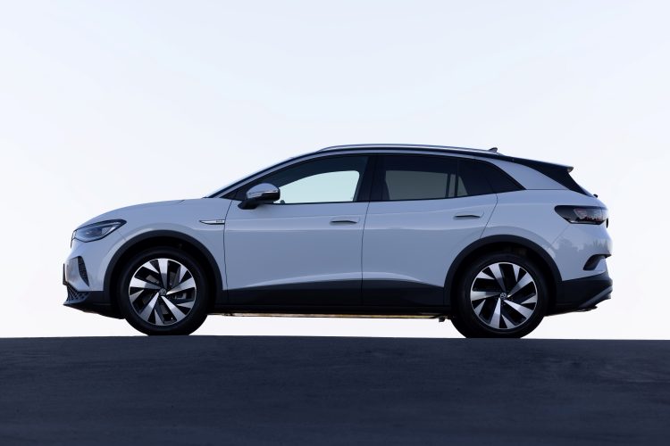 小回りが利いてたっぷり積める！フォルクスワーゲンのEV「ID.4」をレビュー | 試乗記 【BE-PAL】キャンプ、アウトドア、自然派生活の情報源ビーパル