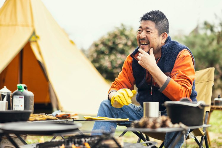 BE-PAL & dancyu編集長“青空”対談 「焚き火を五感で味わう。それが最高のつまみです」 | 料理・レシピ 【BE-PAL】キャンプ、アウトドア、自然派生活の情報源ビーパル