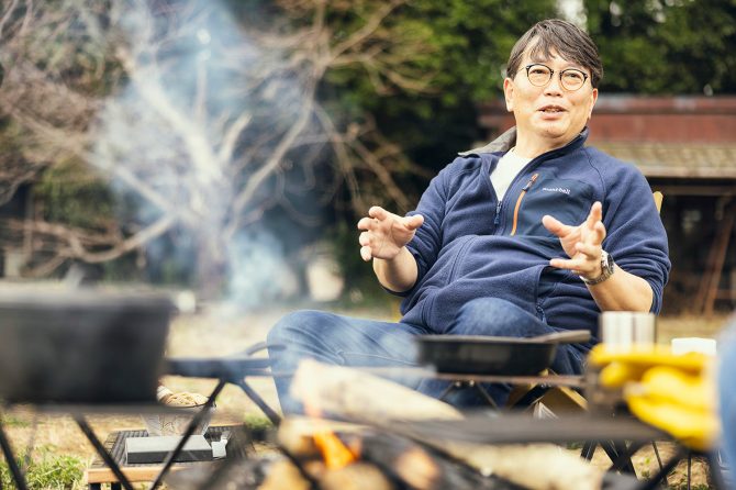 BE-PAL & dancyu編集長“青空”対談 「焚き火を五感で味わう。それが最高のつまみです」 | 料理・レシピ 【BE-PAL】キャンプ、アウトドア、自然派生活の情報源ビーパル