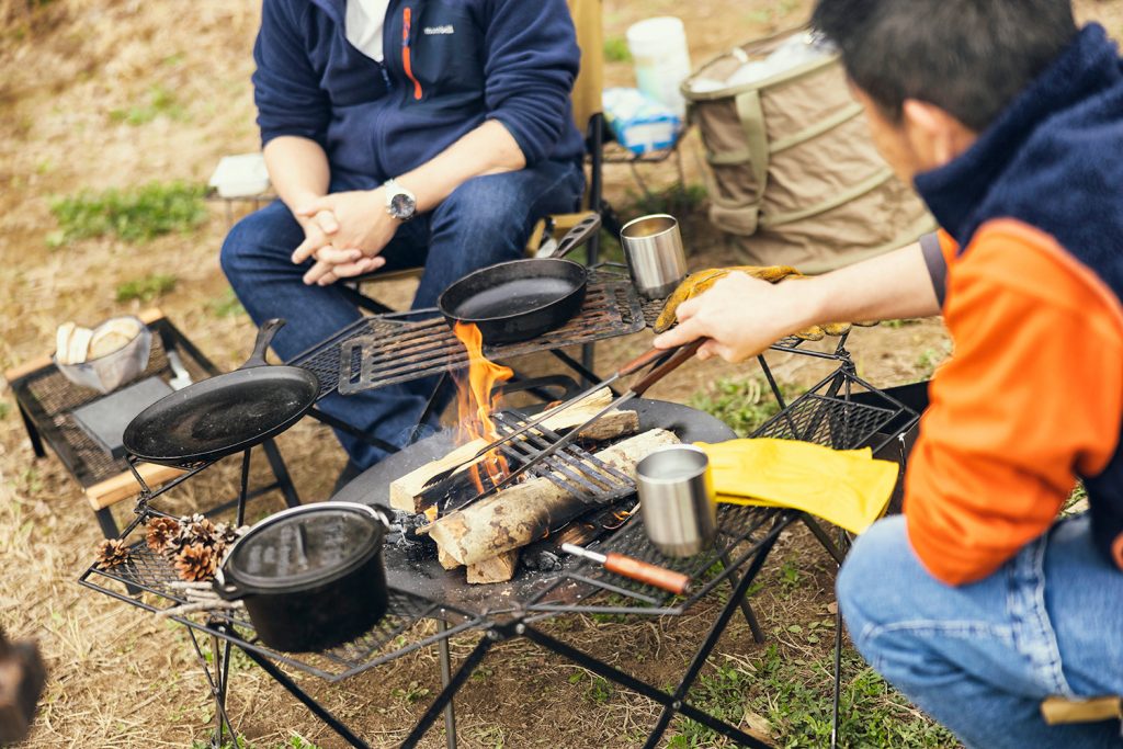 BE-PAL & dancyu編集長“青空”対談 「焚き火を五感で味わう。それが最高のつまみです」 | 料理・レシピ 【BE-PAL】キャンプ、アウトドア、自然派生活の情報源ビーパル