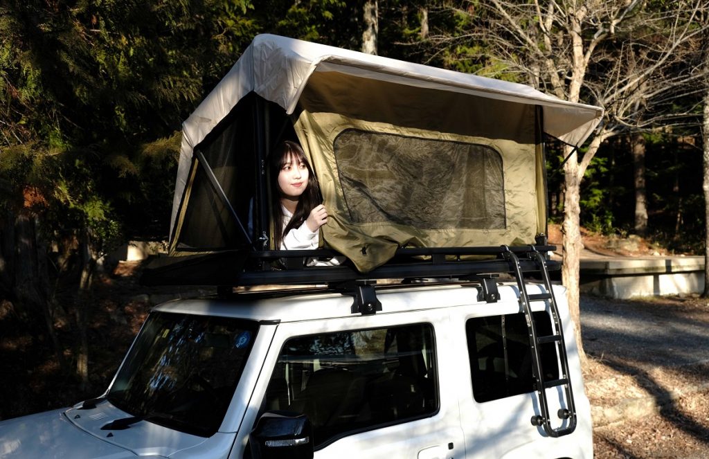 ルーフラックがテントに変身!? 斬新すぎる「TiNY HydEouT」で車中泊をもっと楽しく | キャンピングカー・車中泊 【BE-PAL】キャンプ、アウトドア、自然派生活の情報源ビーパル