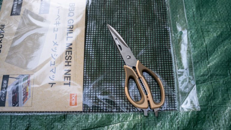 ホムセンDCMの「バーベキューメッシュマット」がスゴい！焼き網の汚れから解放された | 調理器具・食器 【BE-PAL】キャンプ、アウトドア、自然派生活の情報源ビーパル