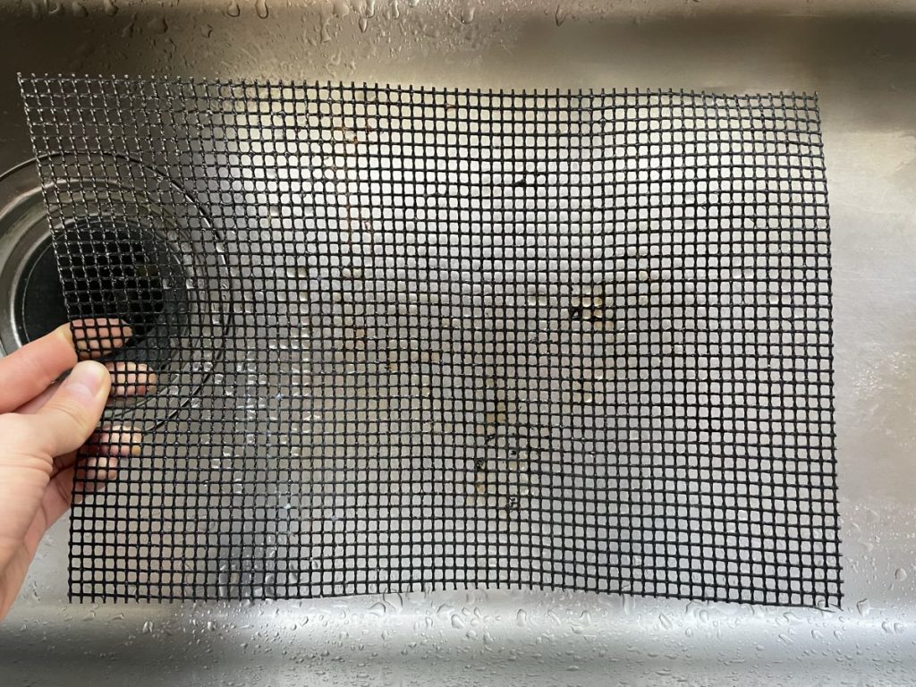 ホムセンDCMの「バーベキューメッシュマット」がスゴい！焼き網の汚れから解放された | 調理器具・食器 【BE-PAL】キャンプ、アウトドア、自然派生活の情報源ビーパル