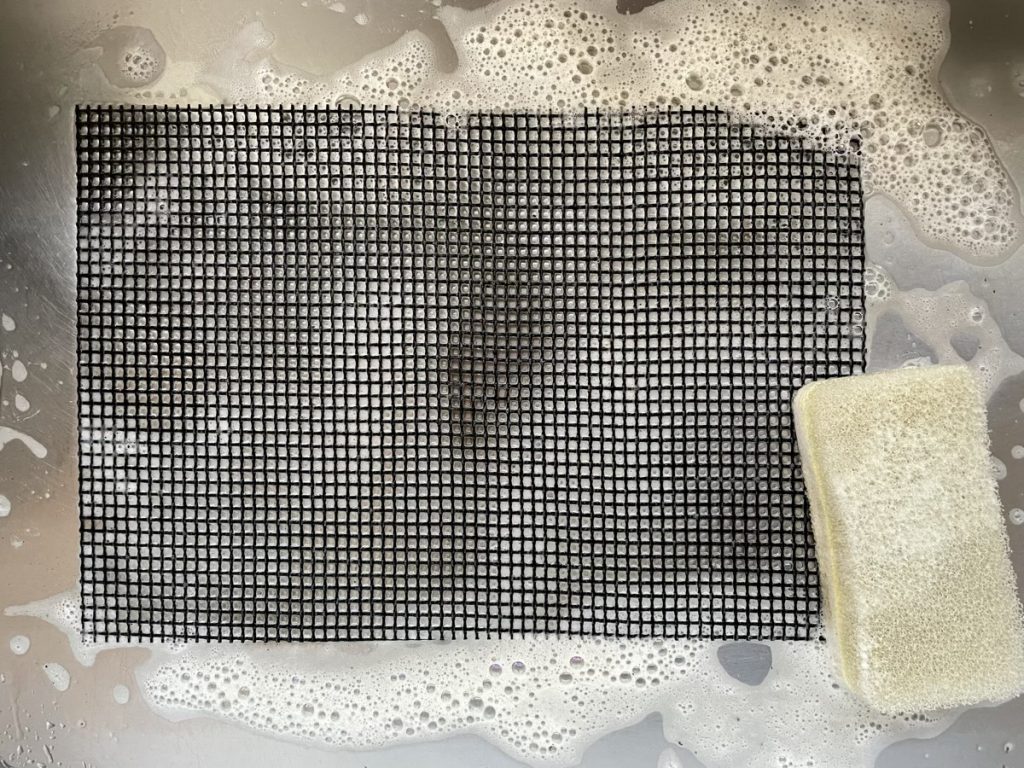 ホムセンDCMの「バーベキューメッシュマット」がスゴい！焼き網の汚れから解放された | 調理器具・食器 【BE-PAL】キャンプ、アウトドア、自然派生活の情報源ビーパル