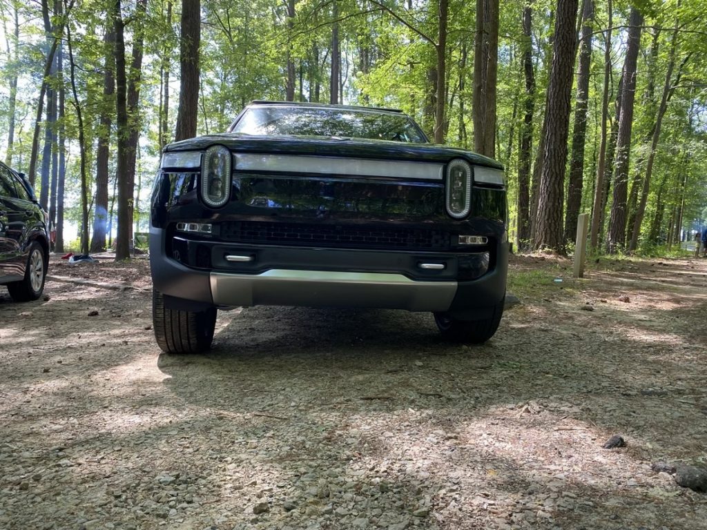 オフロードが得意なEV「リビアンSUV」がアメリカで爆売れしているワケ | 試乗記 【BE-PAL】キャンプ、アウトドア、自然派生活の情報源ビーパル