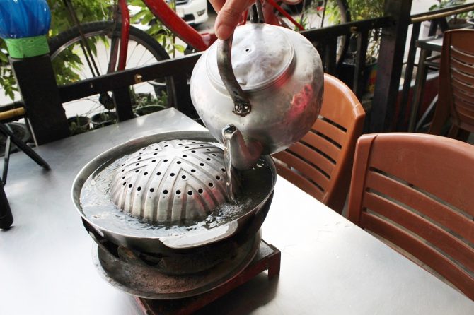 タイ式BBQ「ムーガタ」って何!?焼き肉&しゃぶしゃぶが融合する謎の料理を食べてみた | 海外の旅 【BE-PAL】キャンプ、アウトドア、自然派生活の情報源ビーパル