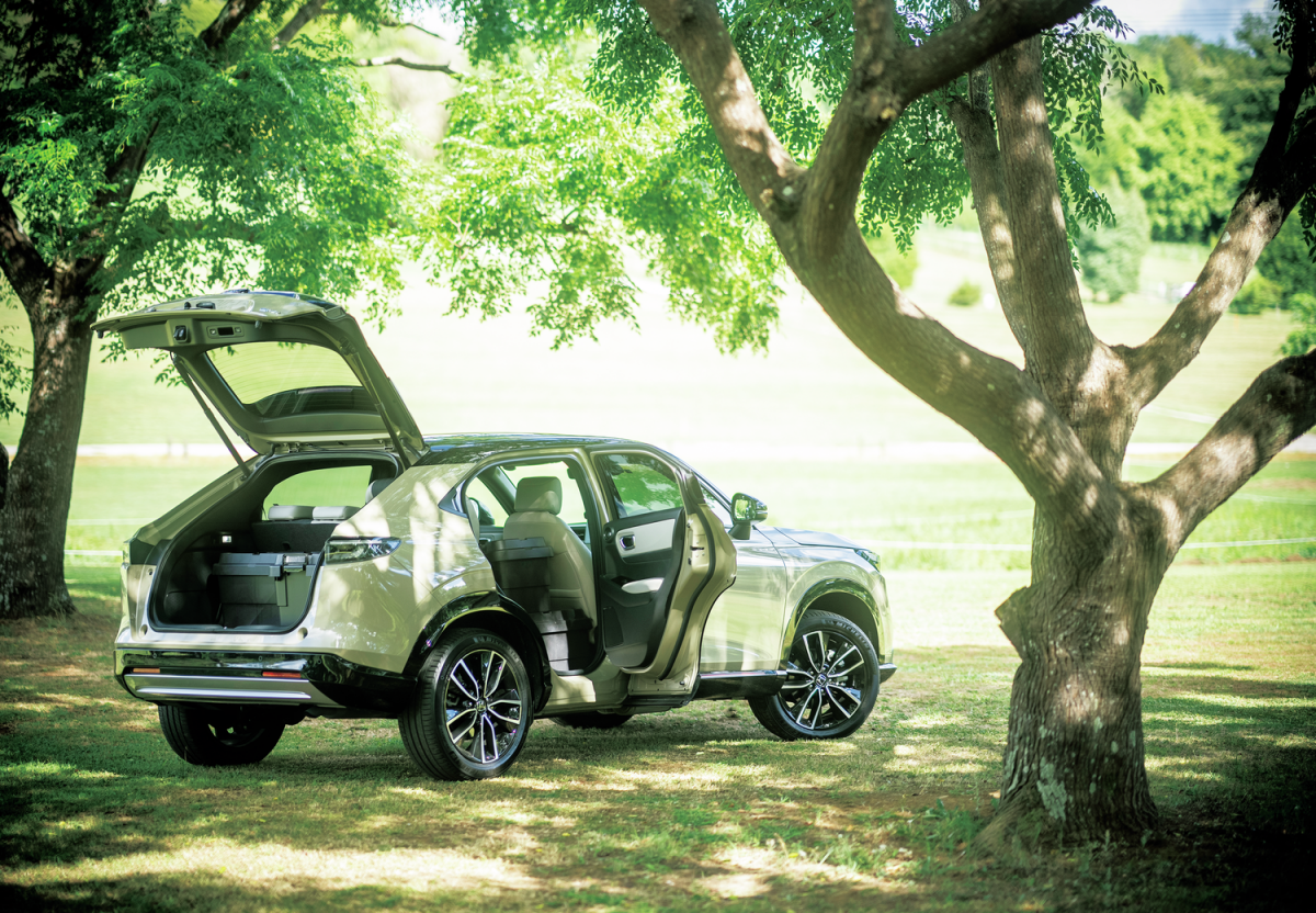 ヴェゼルはキャンプにも活躍！積載アレンジ多彩でギアも積みやすいコンパクトSUV | クルマ 【BE-PAL】キャンプ、アウトドア、自然派生活の情報源ビーパル