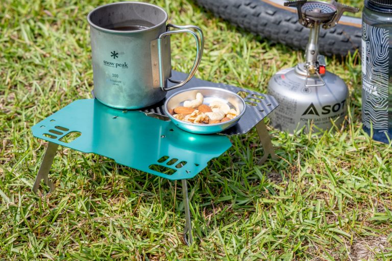 重量わずか89g!? 収納も超コンパクトな「タイニー・テーブル」が秀逸すぎた | テーブル 【BE-PAL】キャンプ、アウトドア、自然派生活の情報源ビーパル