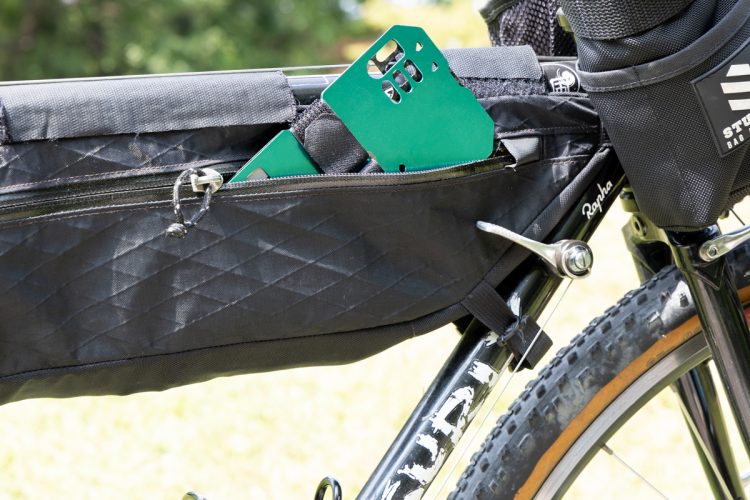 重量わずか89g!? 収納も超コンパクトな「タイニー・テーブル」が秀逸すぎた | テーブル 【BE-PAL】キャンプ、アウトドア、自然派生活の情報源ビーパル