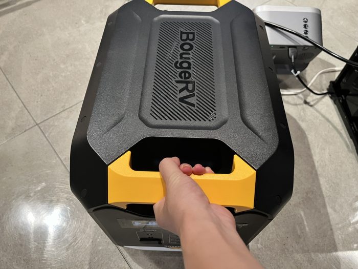 寒冷地でも安心！半固体電池搭載「BougeRV Rover 2000」が業界に新風を巻き起こす？ | ポータブル電源 【BE-PAL】キャンプ、アウトドア、自然派生活の情報源ビーパル