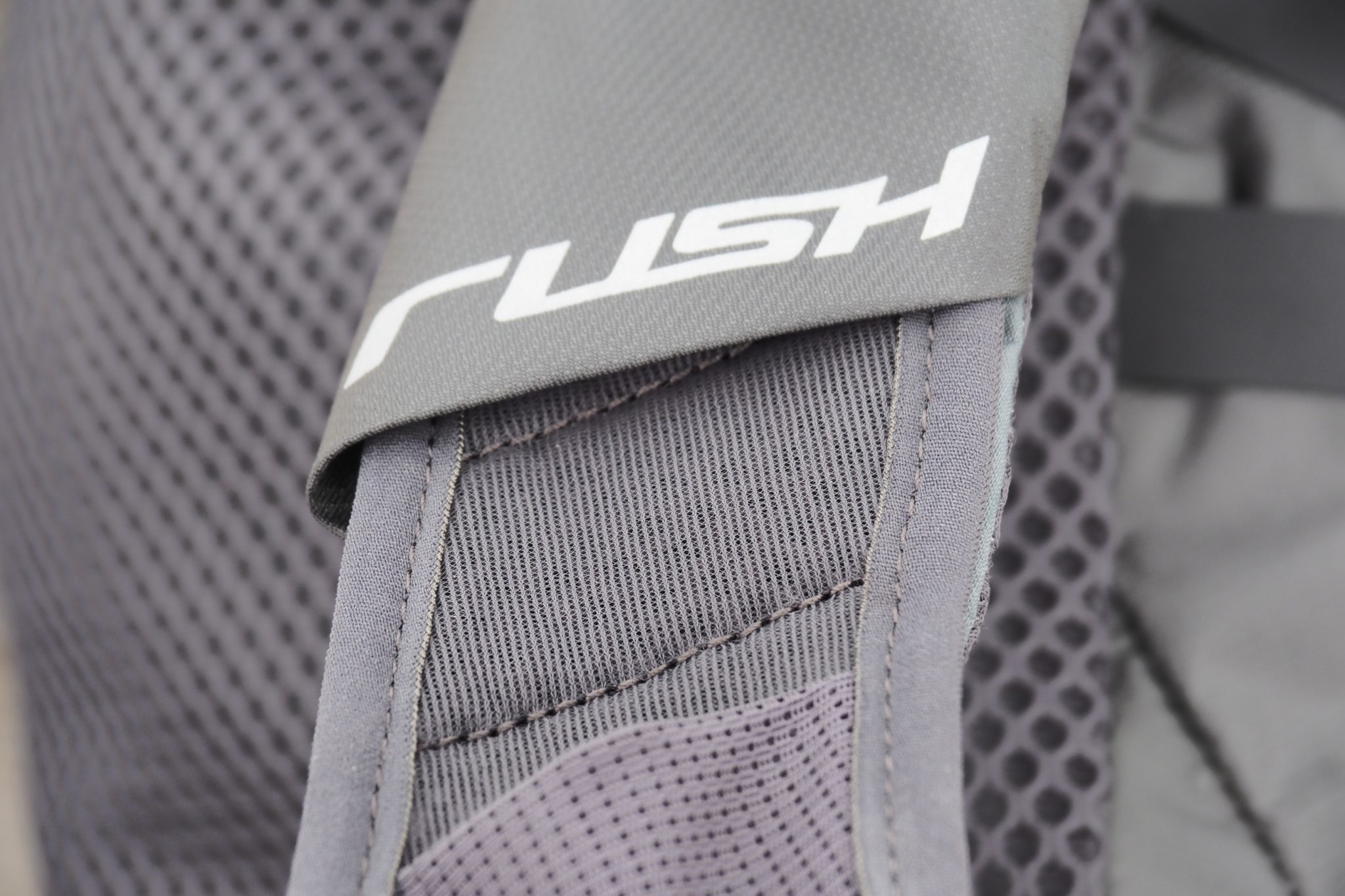 パーゴワークス「ラッシュ 11R」は長く使い続けられるバックパックだ！ | トレイルランニング 【BE-PAL】キャンプ、アウトドア、自然派生活の情報源ビーパル