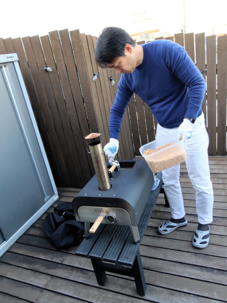 持ち運びも楽々！ポータブルピザ窯「ENRO／窯焼名人2」で絶品ピザを気軽に楽しめた | BBQグリル・炭火コンロ 【BE-PAL】キャンプ、アウトドア、自然派生活の情報源ビーパル