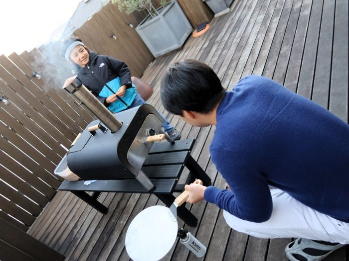 持ち運びも楽々！ポータブルピザ窯「ENRO／窯焼名人2」で絶品ピザを気軽に楽しめた | BBQグリル・炭火コンロ 【BE-PAL】キャンプ、アウトドア、自然派生活の情報源ビーパル
