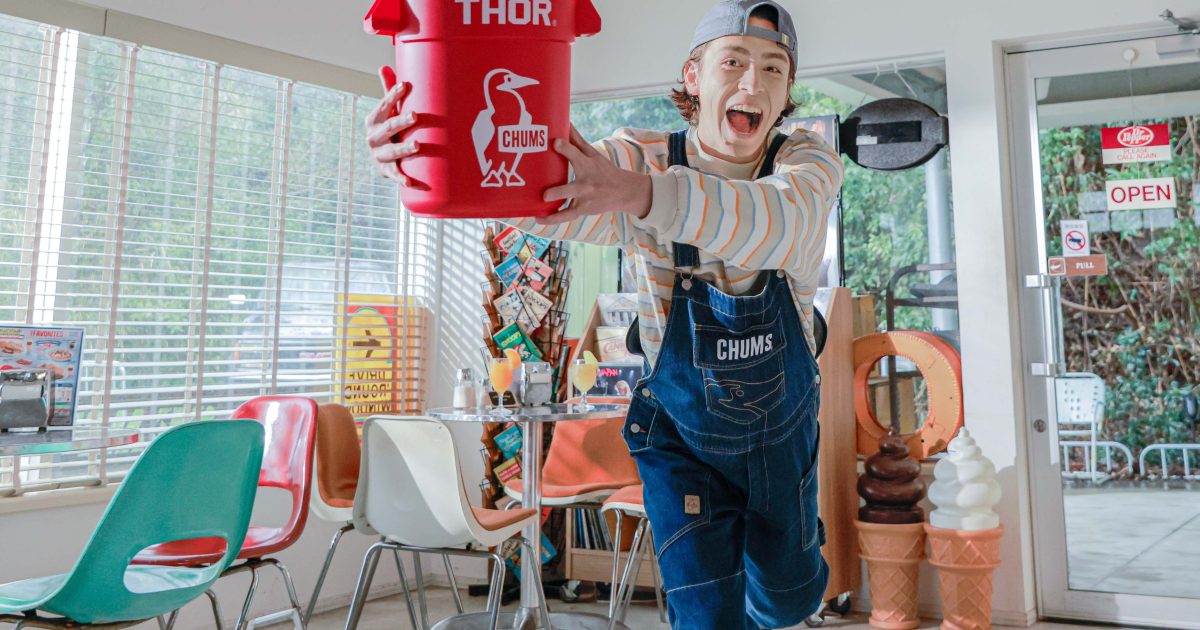 真っ赤なデザインがキャンプに華を！ コンテナが人気のTHORがCHUMSとコラボしたら… - 【BE-PAL】キャンプ、アウトドア、自然派生活の情報源ビーパル